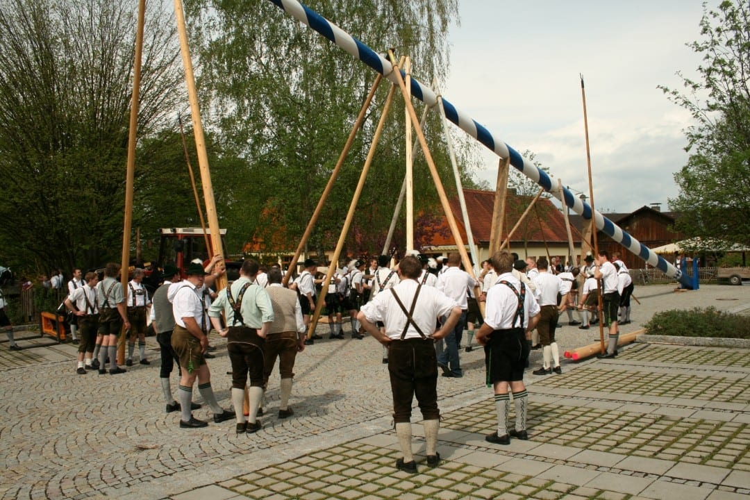 Maibaum aufstellen Ammersee Starnberger See - fuenfseen.de Magazin Tourismus Hotels Seen und ...